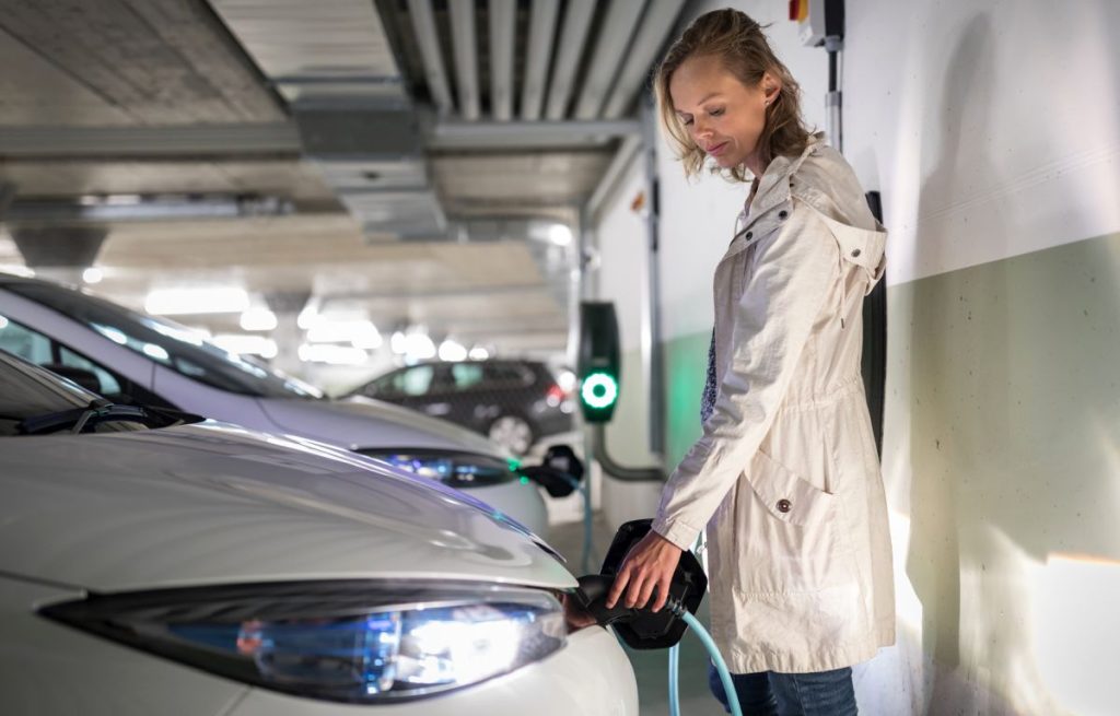 Ładowanie samochodu elektrycznego w bloku | EkoHub